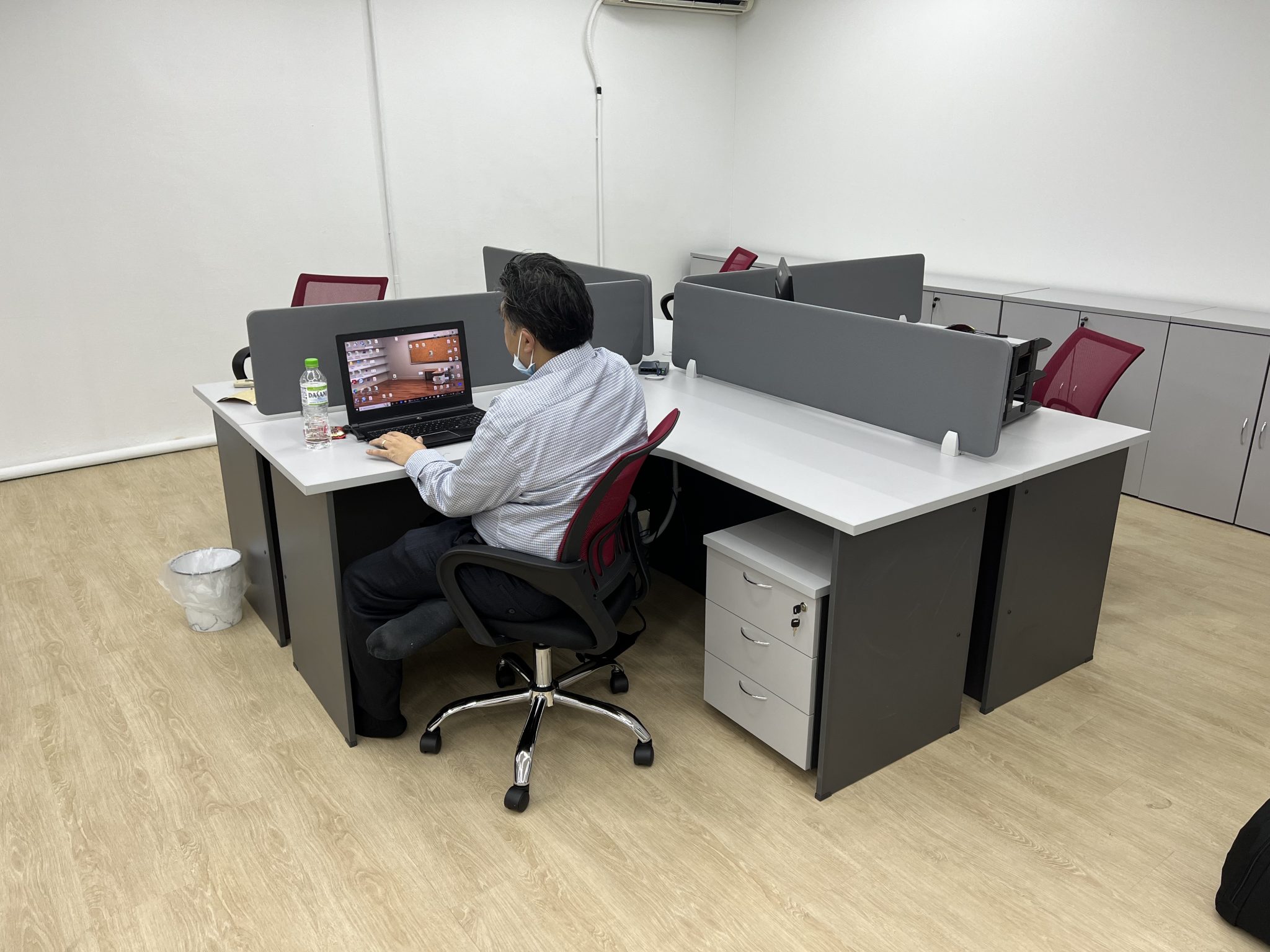 X shaped partition workstation – Welltuch